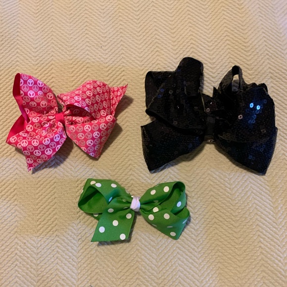 Accessories | 3 Bows 1 Giant Sequin 1 Large Peace Sign And 1 Median ...